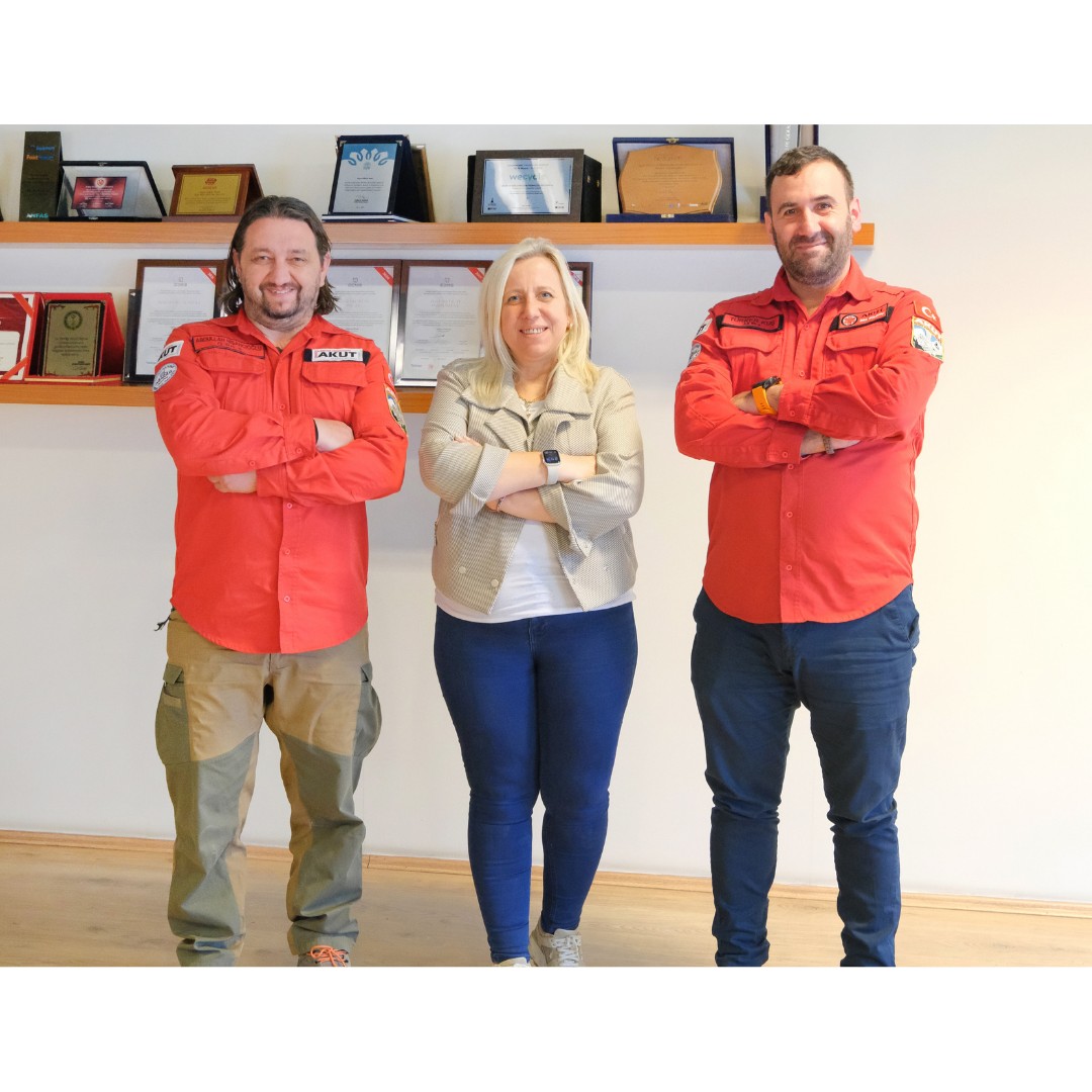 AKUT ve ÜÇGE: İşbirliğiyle Güçlenen Bir Dayanışma - ÜÇGE Mağaza Ekipmanları